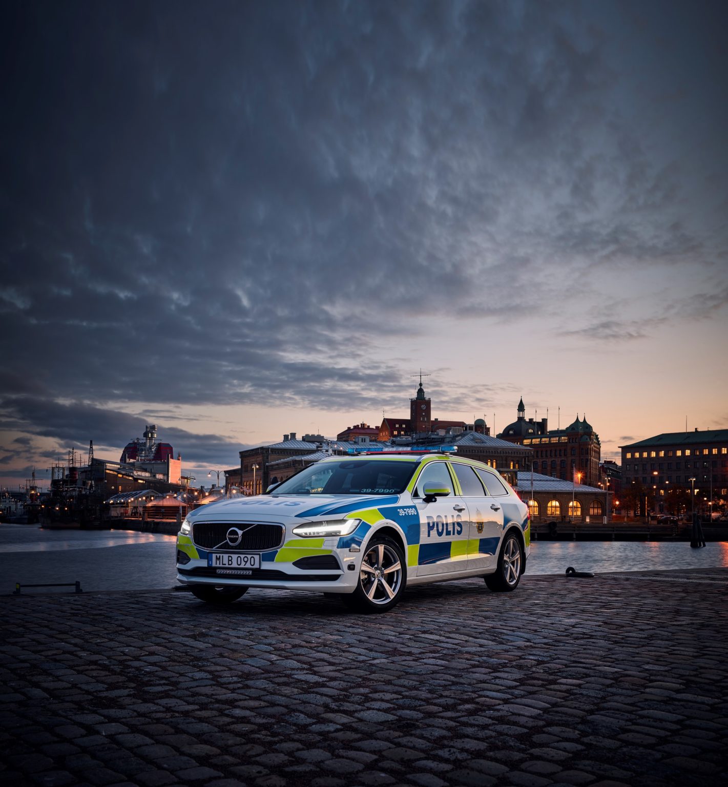 Här är polisens nya superbilar - Volvo XC60 blir polisbil - V90 får 300 ...