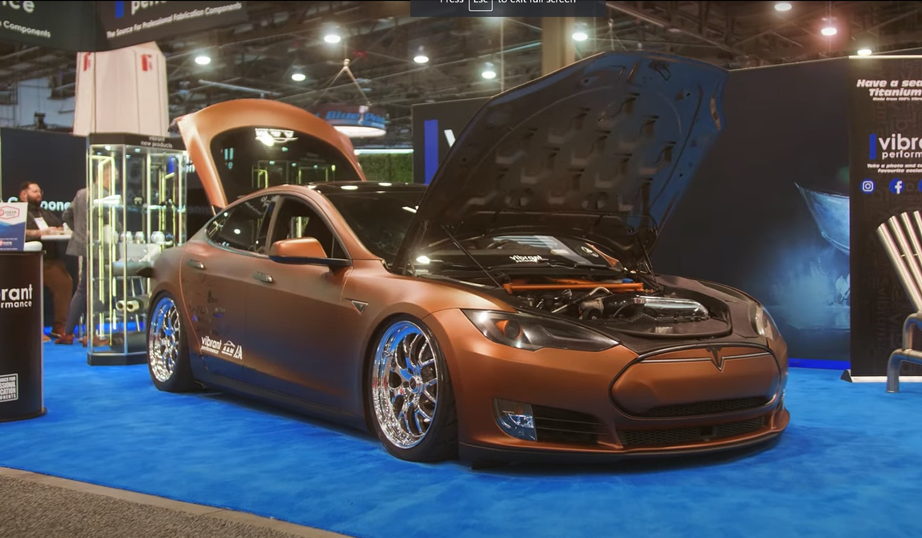 Världens första Tesla med V8 ute på vägarna – avslöjas av mullret ...