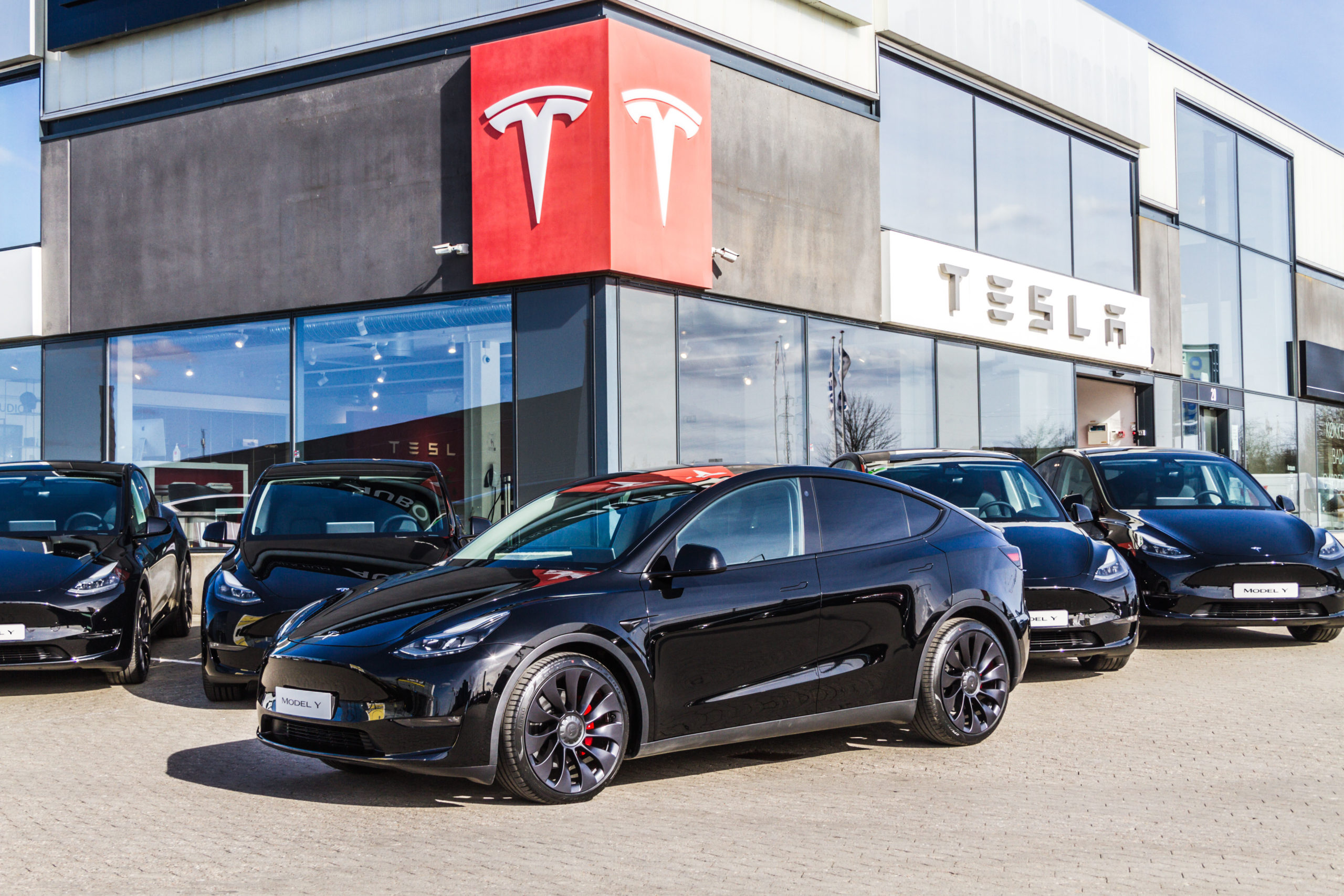 Tysktillverkade Teslor nu i Sverige - gör 0-100 km/h på 3,7 sekunder ...
