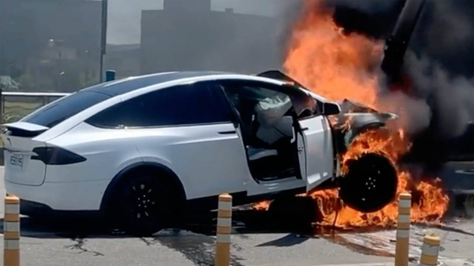 Skådespelare kraschade sin Tesla – räddad ur bilen av vittnen | Carup.se