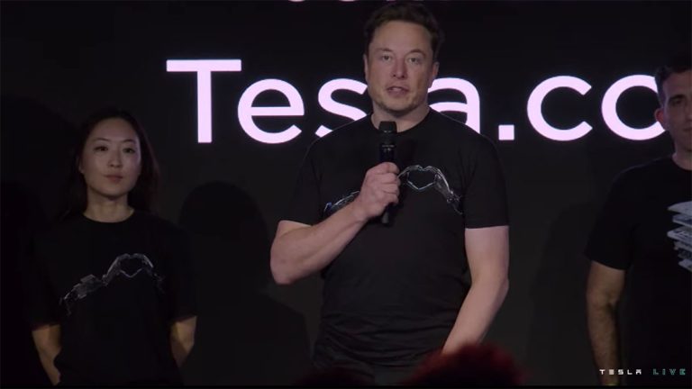 Här Visar Elon Musk Upp Teslas Nya Humanoida Robot