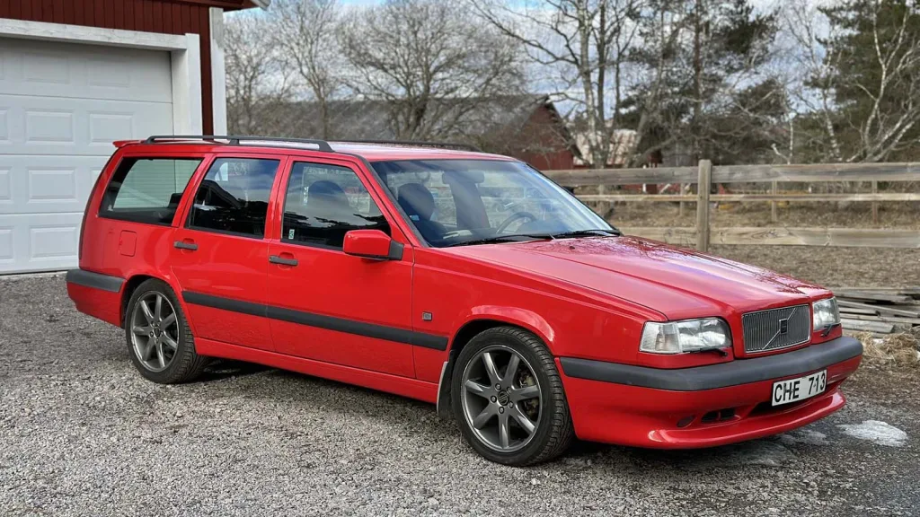 Volvo-värstingen 850 T-Röd säljs på auktion | Carup.se