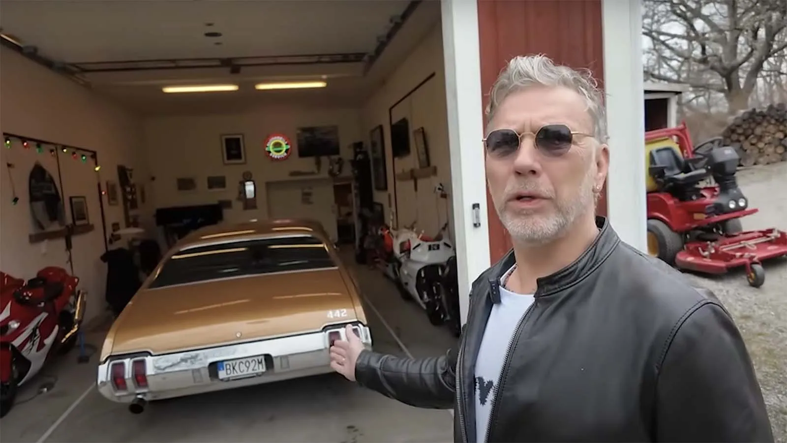 Persbrandt visar sin muskelbil: ”Bättre skick än ny” | Carup.se