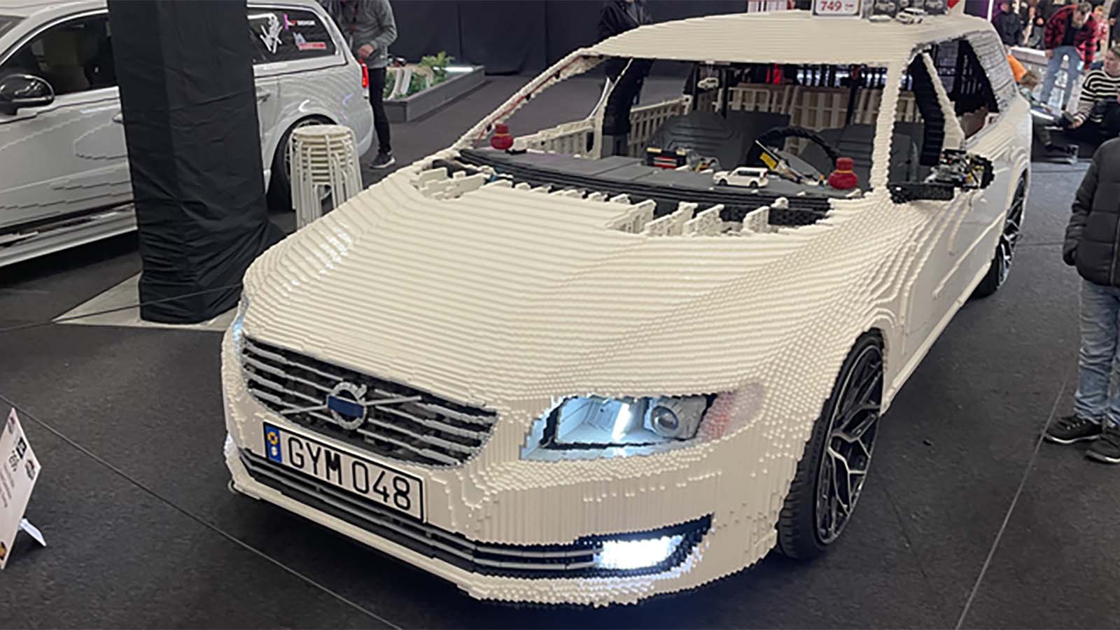 Byggd helt i Lego – nu går Volvo V70:n att köra | Carup.se