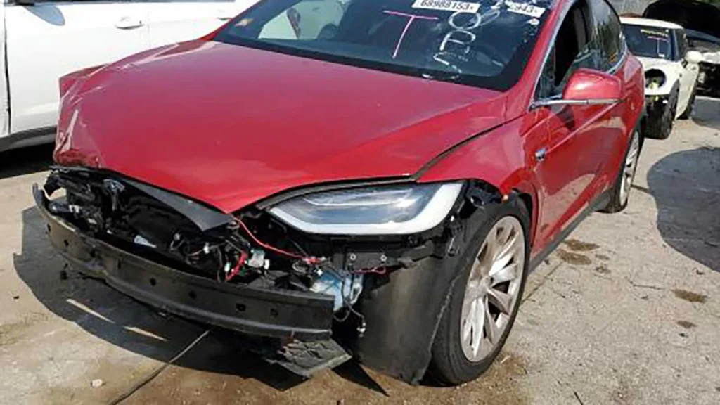 Skrotade Teslor räddar ukrainare från strömavbrott | Carup.se