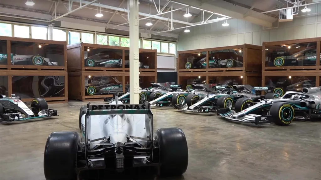 Första bilderna inifrån Mercedes hemliga F1-garage | Carup.se