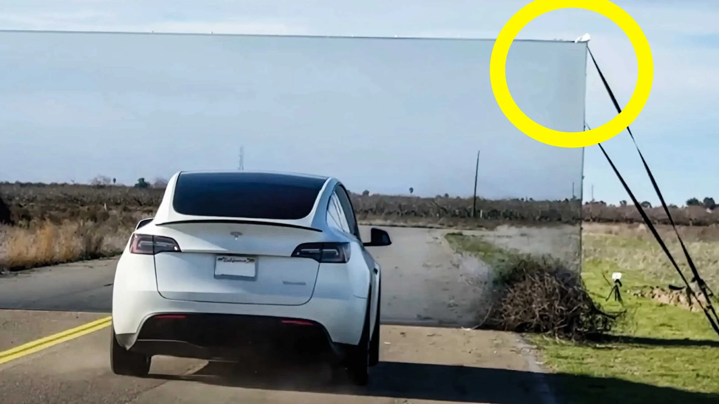 Kör Tesla mot fejkmålad vägg – detta händer | Carup.se