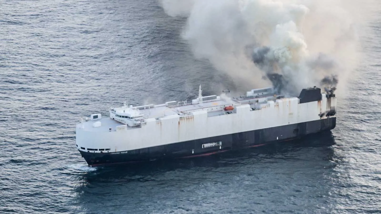 Övergivet fartyg med 3159 bilar brinner på havet | Carup.se