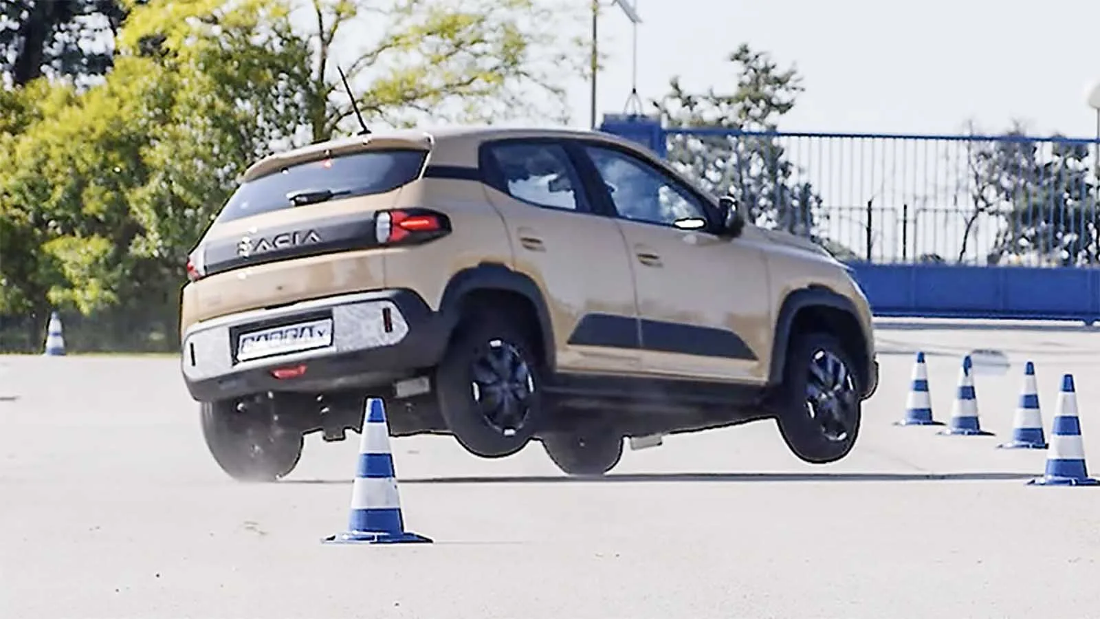 Chockfilm: Billig elbil nära välta i älgtest | Carup.se