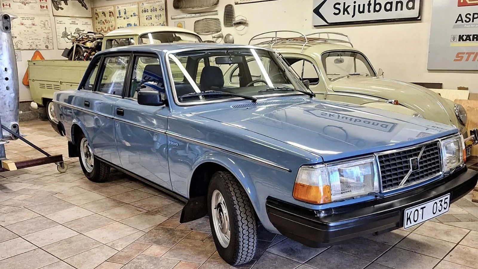 Gömd i 44 år: Fabriksny Volvo 240 säljs på Blocket | Carup.se