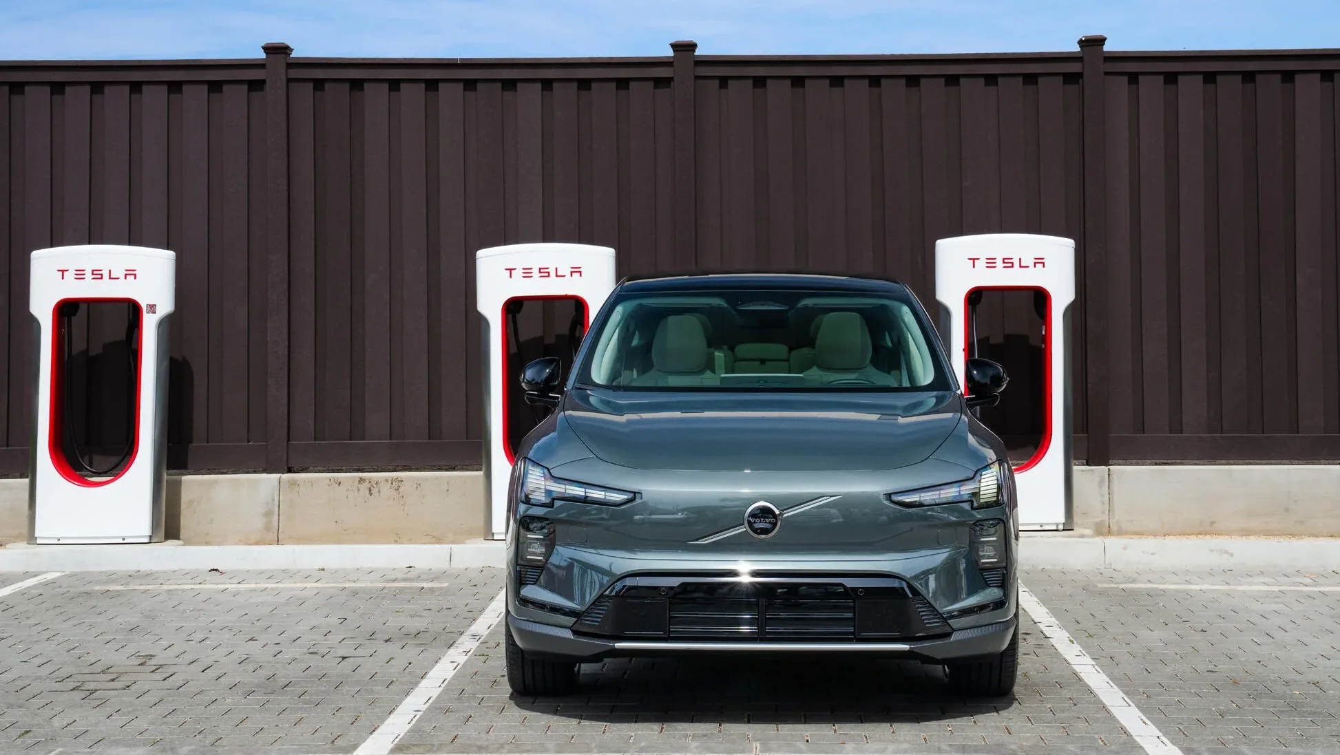 Volvo och Tesla i samarbete – så påverkas bilägare | Carup.se