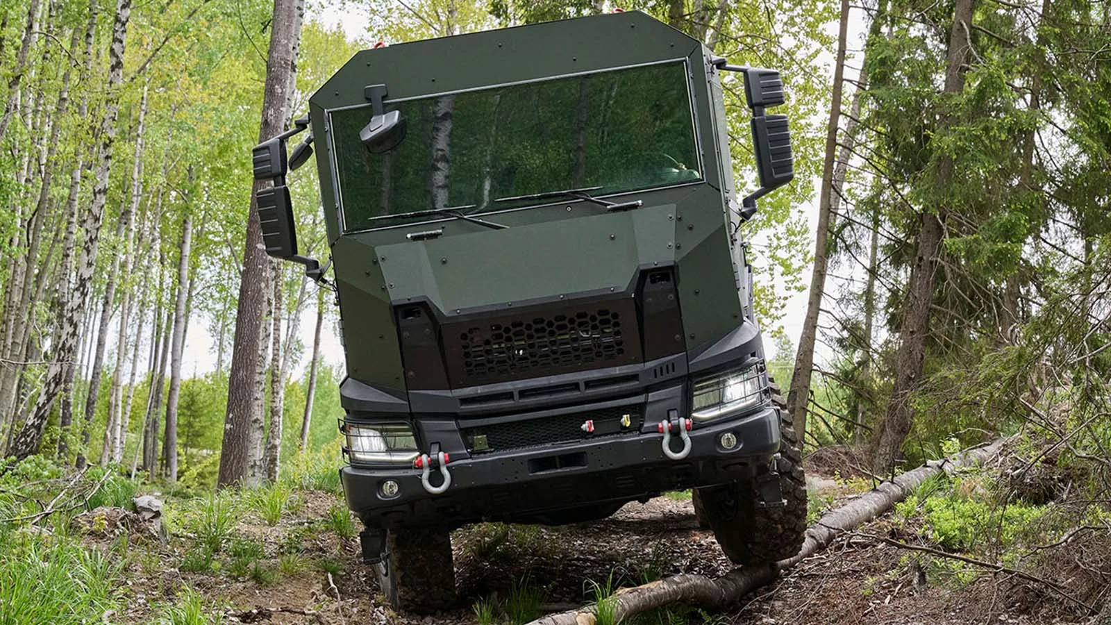 Scania avslöjar rullande fästning – står emot pansarskott | Carup.se